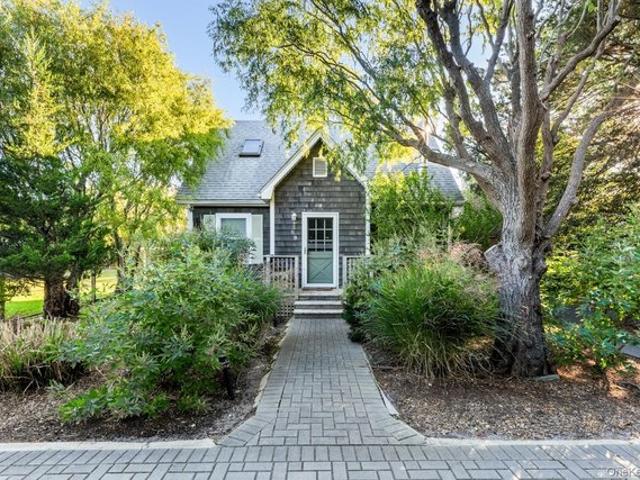 38 Homesite Ave, Seaview, NY 11770