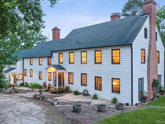 38 Landing Meadow Rd, Smithtown, NY 11787