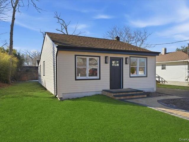 38 Lafayette Dr, Shirley, NY 11967