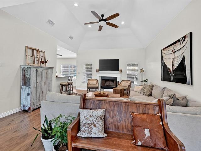 38 Lone Oak Boulevard