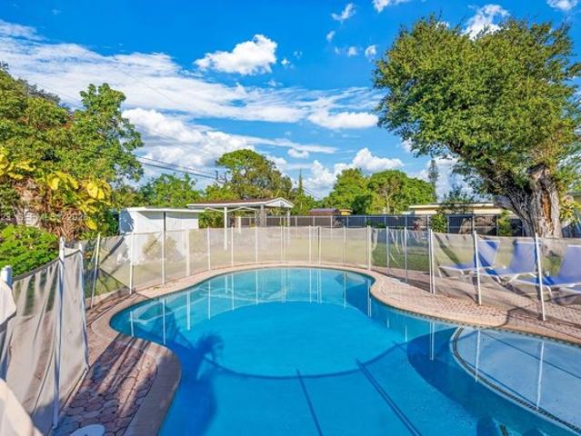 38 Miami Gardens Rd, West Park, FL 33023