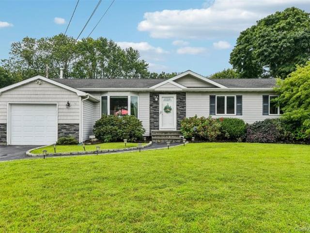 38 Nathan Dr, Bohemia, NY 11716