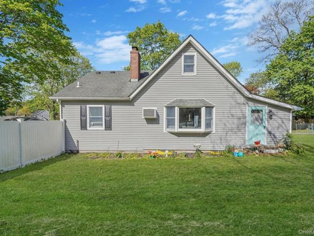38 Nymph Rd, Rocky Point, NY 11778