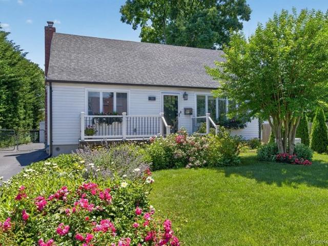 38 Oakwood St, Greenlawn, NY 11740