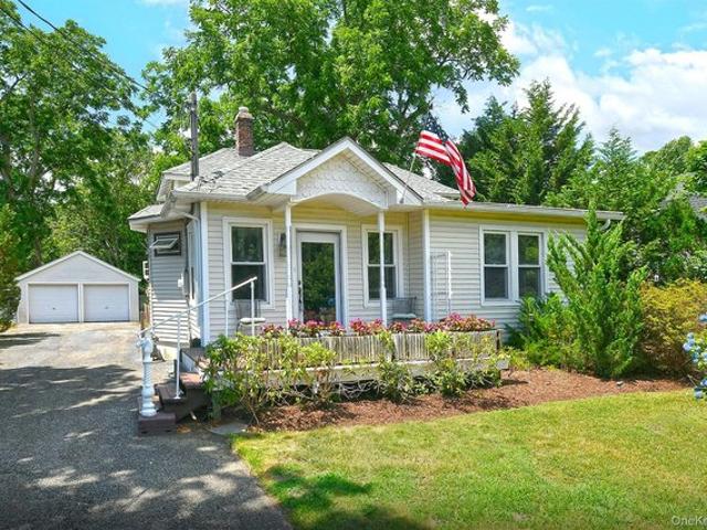 38 Roosevelt Ave, Sayville, NY 11782