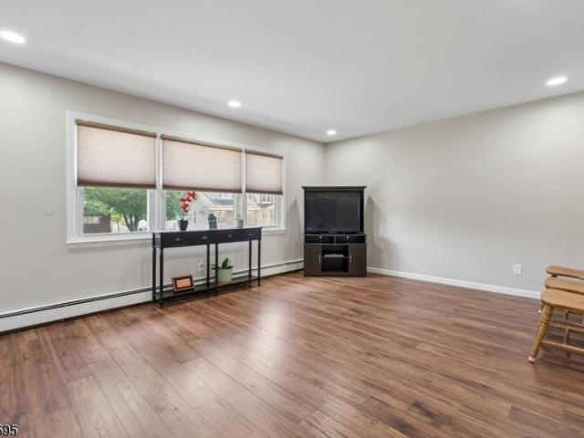 38 Rossiter Ave