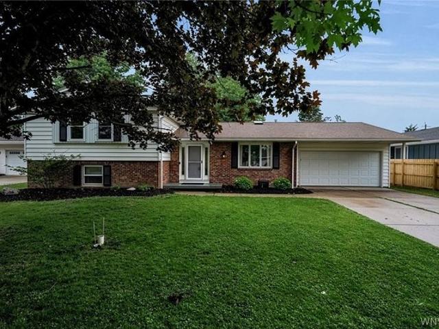 38 Sandhurst Ln, Buffalo, NY 14221