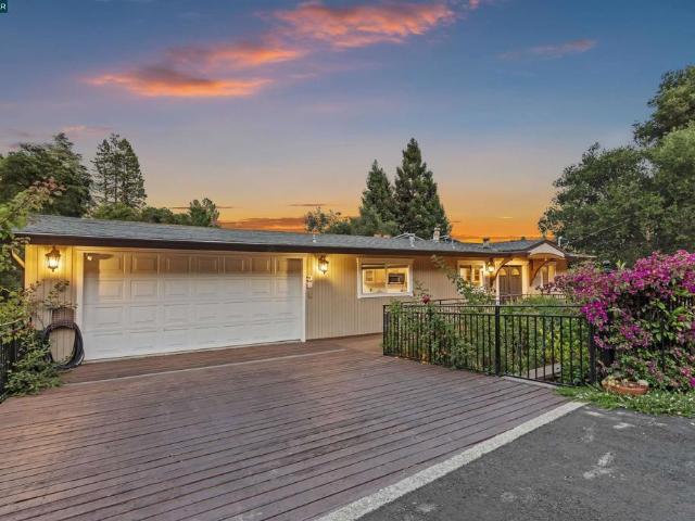 38 Saint Stephens Dr