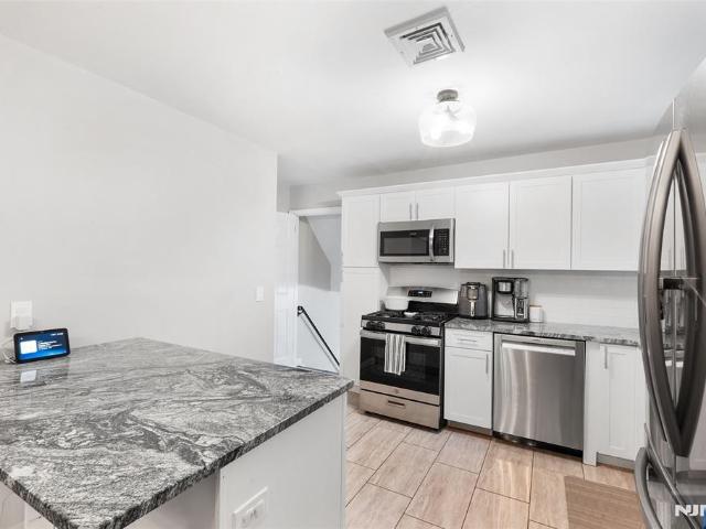 38 Seneca Avenue