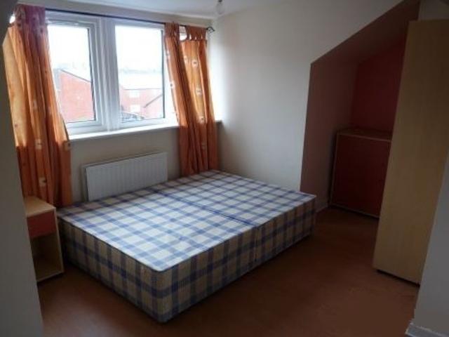38A Woodsley Road Available from August 2025