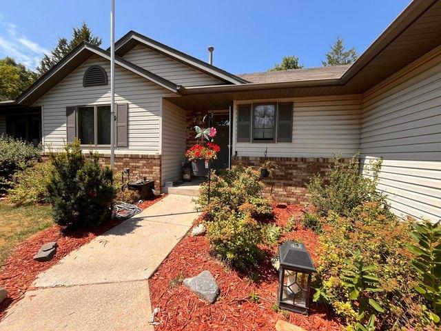 39074 Riverside Ct, North Branch, MN 55056