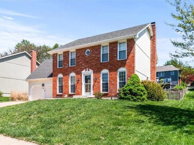 3907 NE Clearbrook Dr, Lee's Summit, MO 64064