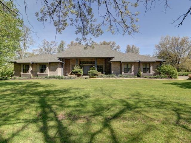 3900 Valley Oaks Dr, Clinton, IA 52732