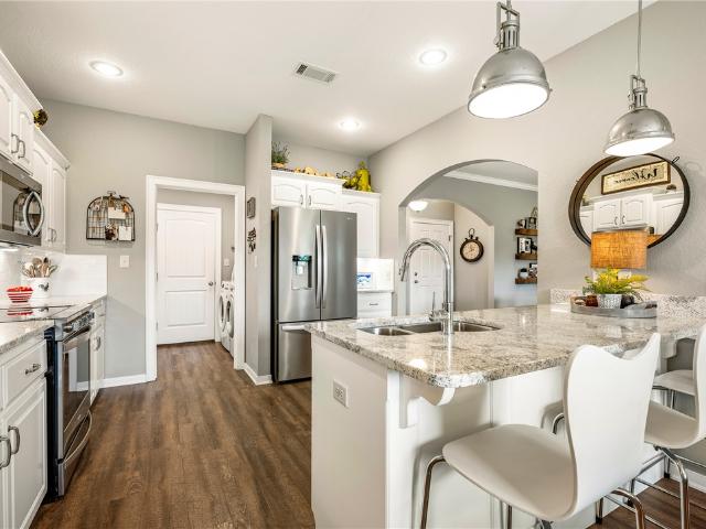 3900 W Mountain View Drive
