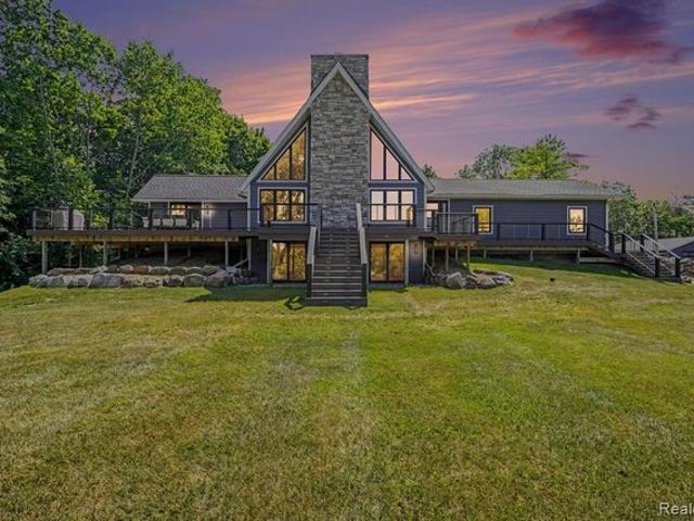 3900 Waterland Dr, Hadley, MI 48455