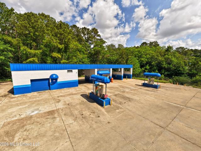3901 Dolphin Drive