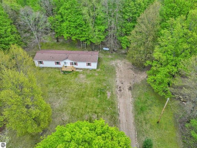 3902 N 3 1/2 Rd, Mesick, MI 49668
