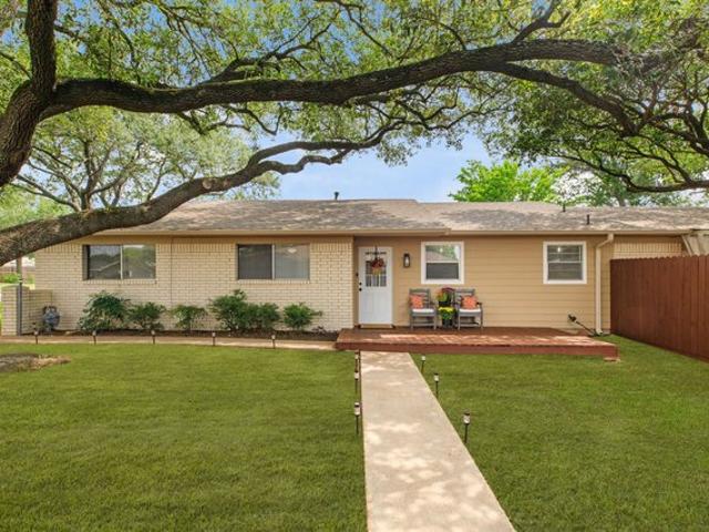 3902 Stillmeadow Dr, Bryan, TX 77802