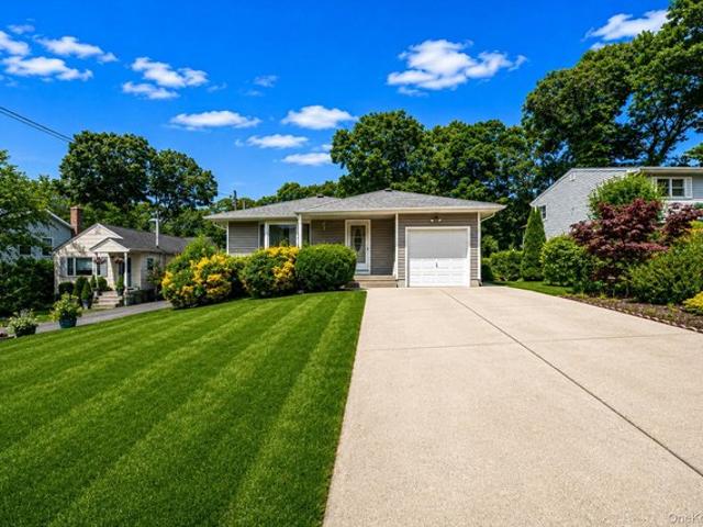 390 Blue Point Rd, Farmingville, NY 11738