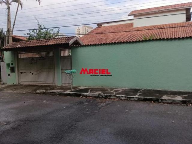 390 M2 de área construída, sendo: Parte baixa: 03 dormitórios 01 suite master com área de closet e