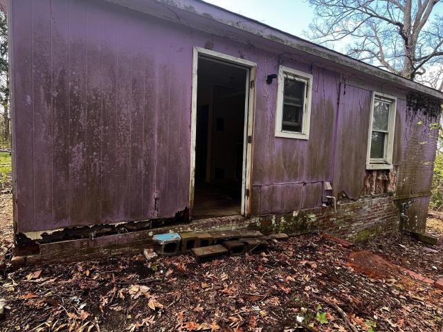 3915 Mosley Drive