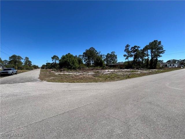 3915 26th St SW, Lehigh Acres, FL 33726