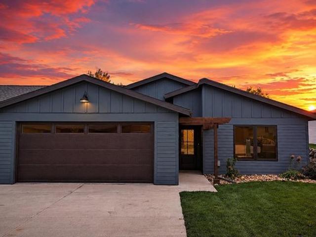 3917 Dorothys Ln, Spirit Lake, IA 51360