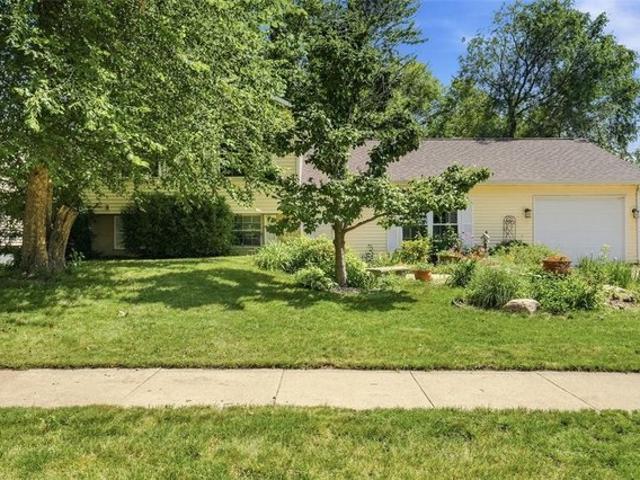 3911 Blue Mound Dr NE, Cedar Rapids, IA 52402