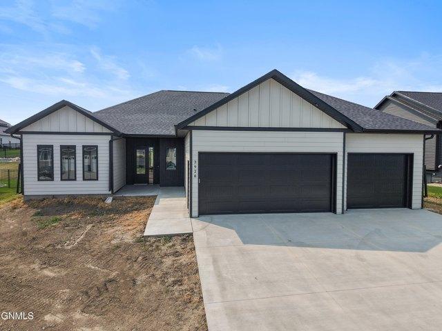 3928 Cogburn Rd, Bismarck, ND 58503
