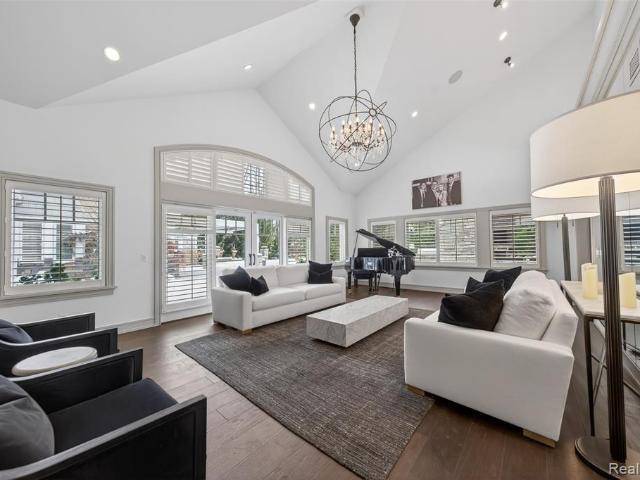 3928 Cottontail Lane