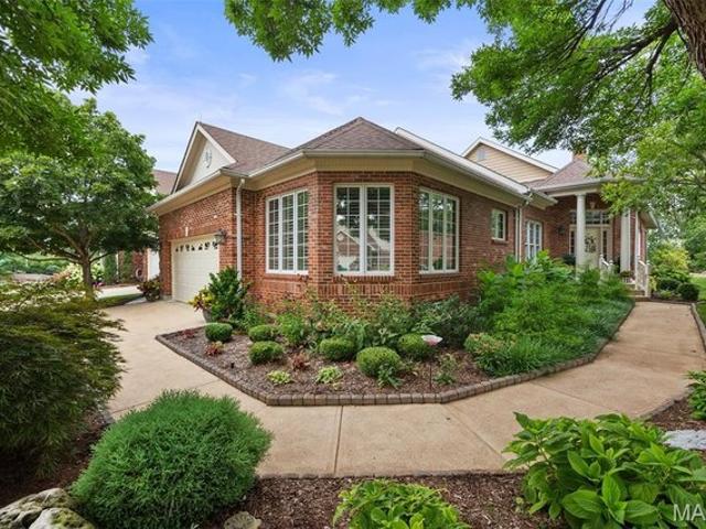 3929 Courtyard Place Dr, Sunset Hills, MO 63127