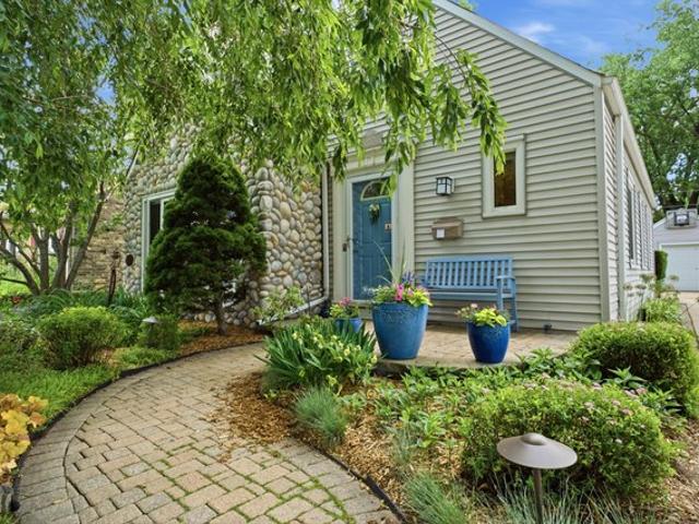 3929 S Lake Dr, Saint Francis, WI 53235