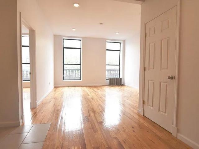3920 Broadway _ Large Room