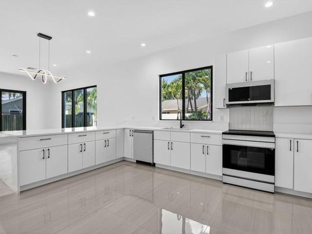 3920 Espan Ct, Palm Springs, FL 33461