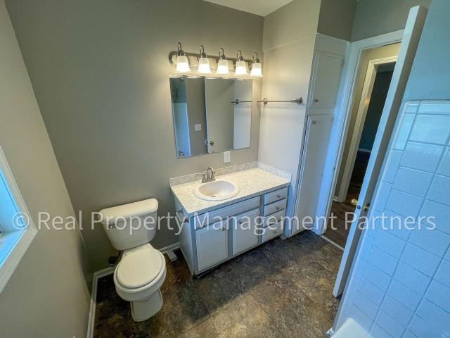 3920 & 3922 Camelot 3 Bedroom Apartment for Rent at 3920 Camelot Dr Se, Grand Rapids, MI 49546