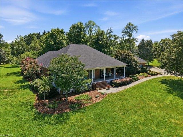 3922 Old Berkshire Dr, Browns Summit, NC 27214