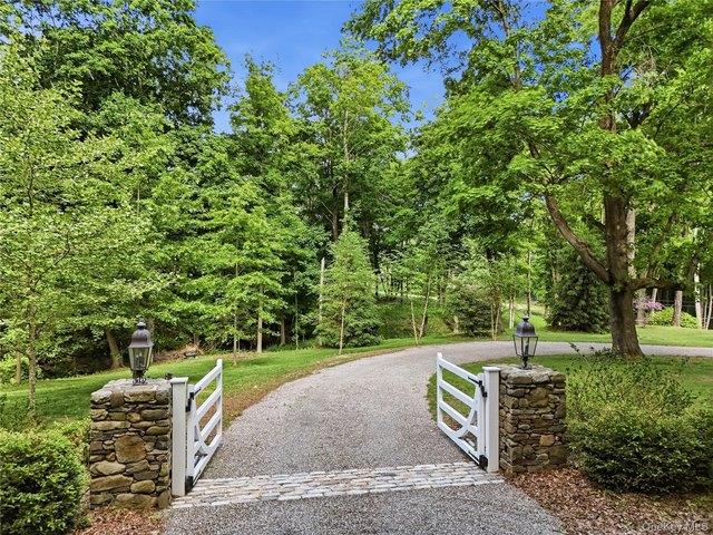 392 Old Quaker Hill Rd, Pawling, NY 12564