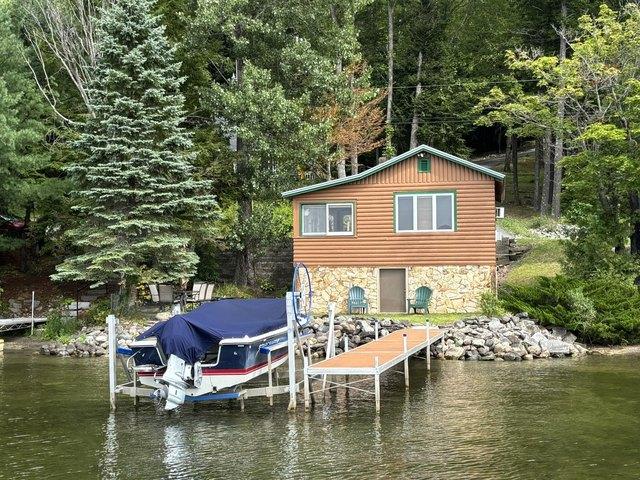 392 Memorial Dr, Winthrop, ME 04364