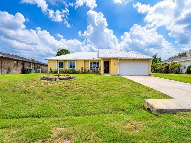 392 SE Crosspoint Dr, Port Saint Lucie, FL 34983