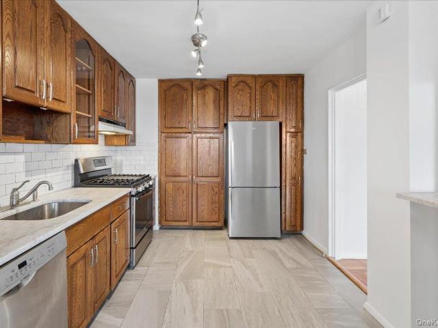 3935 Blackstone Avenue 10D
