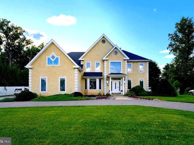 3930 Pond View Ln, Huntingdon Valley, PA 19006