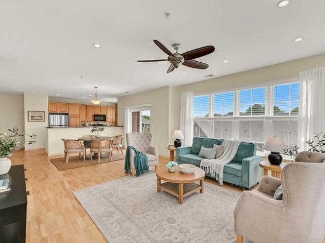 3930 S Lake Dr Apt 303, Saint Francis, WI 53235
