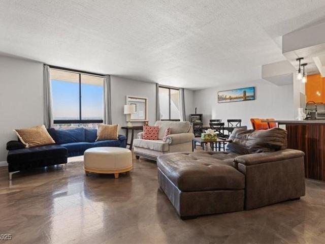 3930 University Center Dr Apt 902, Las Vegas, NV 89119