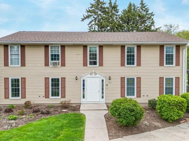 3933 Country Pl Apt C, Sheboygan, WI 53081