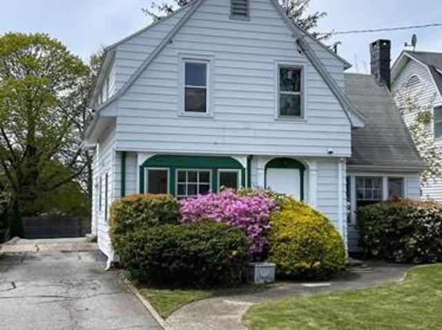 393 Ocean Ave, New London, CT 06320