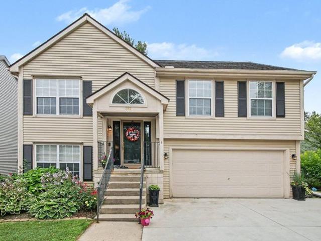 393 Princeton Dr, South Lyon, MI 48178