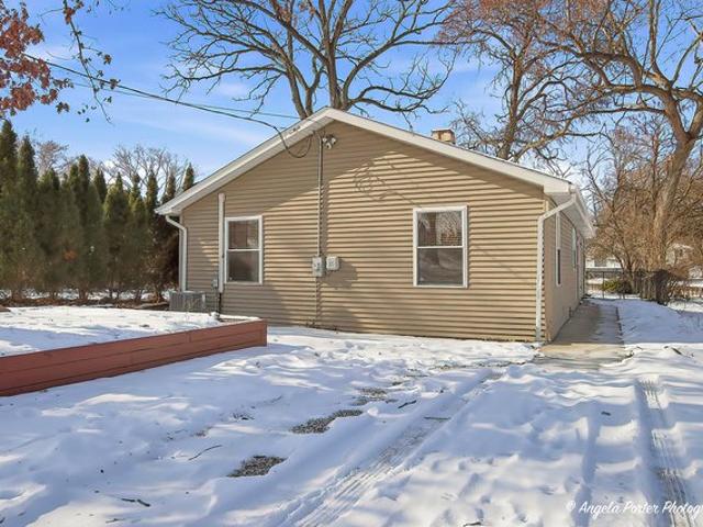 39450 N Circle Ave, Antioch, IL 60002