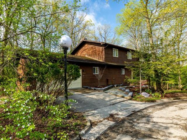 3949 Waldenwood Dr, Ann Arbor, MI 48105