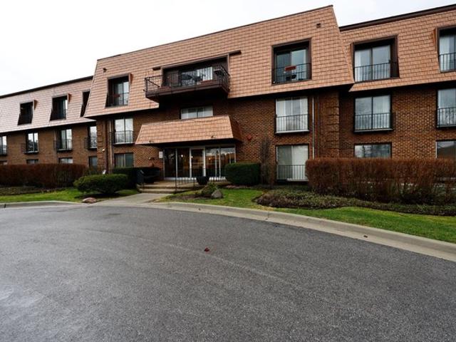 3950 Dundee Rd Apt 302, Northbrook, IL 60062