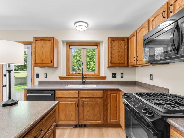 3950 Royal Oaks Dr
